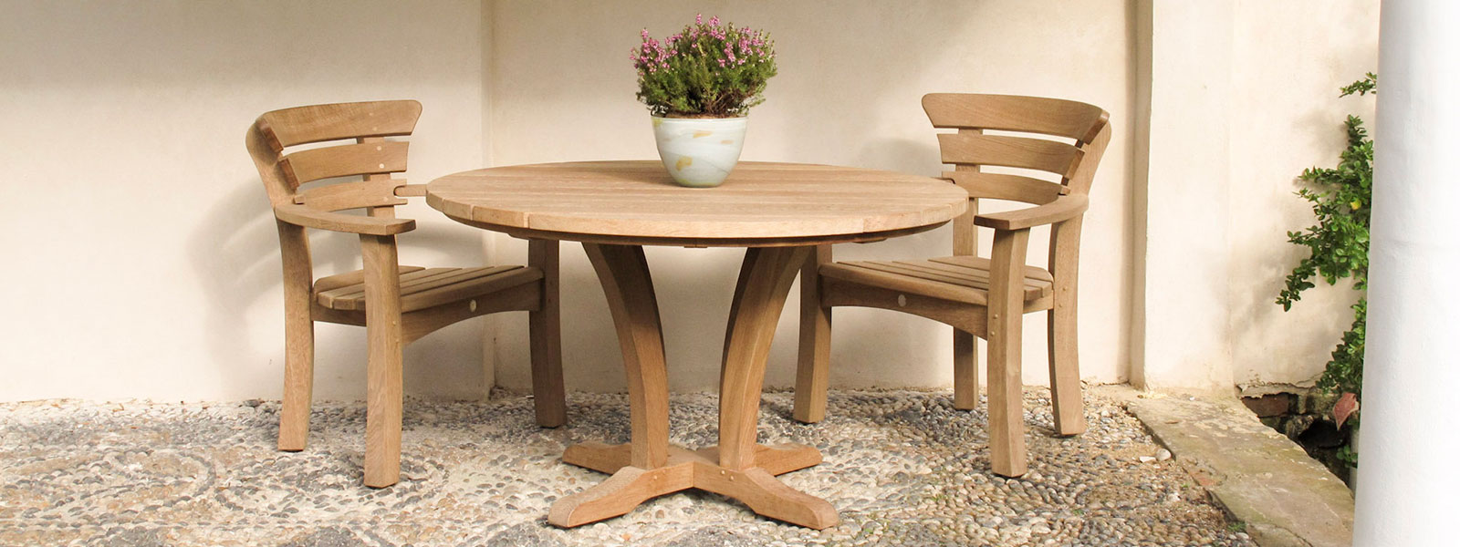 Finding The Right Oak Table For Your Garden | Gaze Burvill
